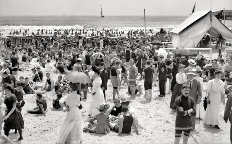 Retro Beach Vibes: A Collection of Nostalgic Beach Photos • 24pixelnews.com